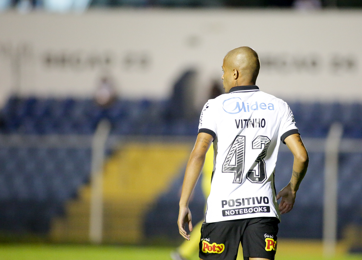 Vitinho celebra estreia pelo profissional do Corinthians