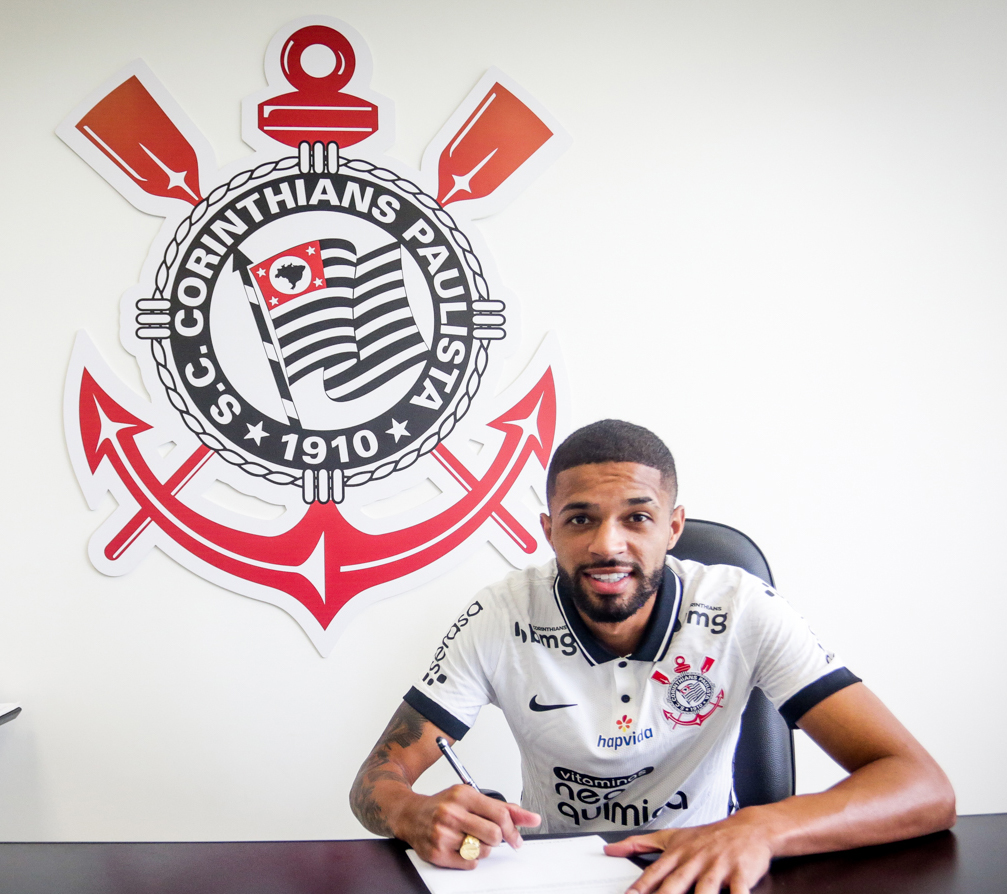 Vitinho celebra renovação com o Corinthians e valoriza momento especial