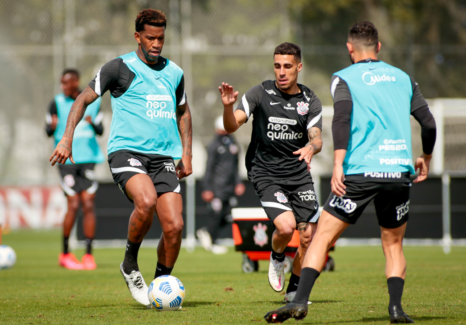 Trio do Corinthians está pendurado para o jogo contra o Santos