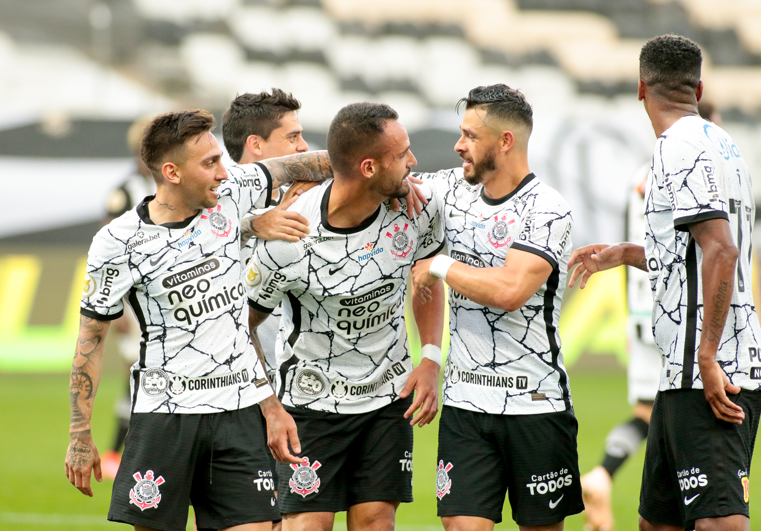 Com golaço de Renato Augusto e show de Adson, Corinthians vence o Ceará