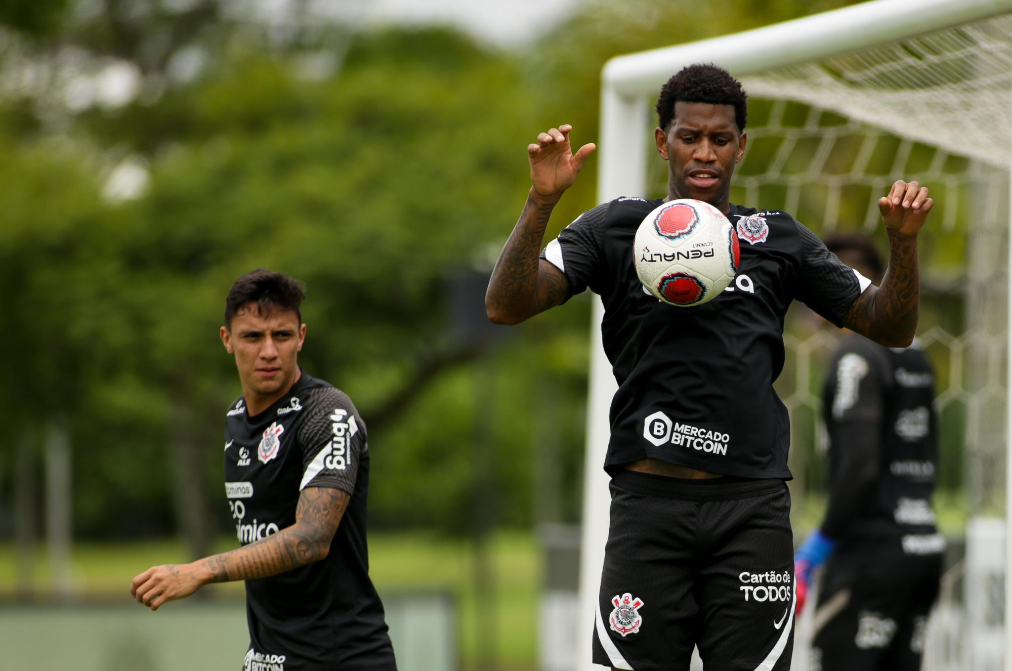 Zagueiro se torna único jogador do Corinthians a atuar em todos os ...