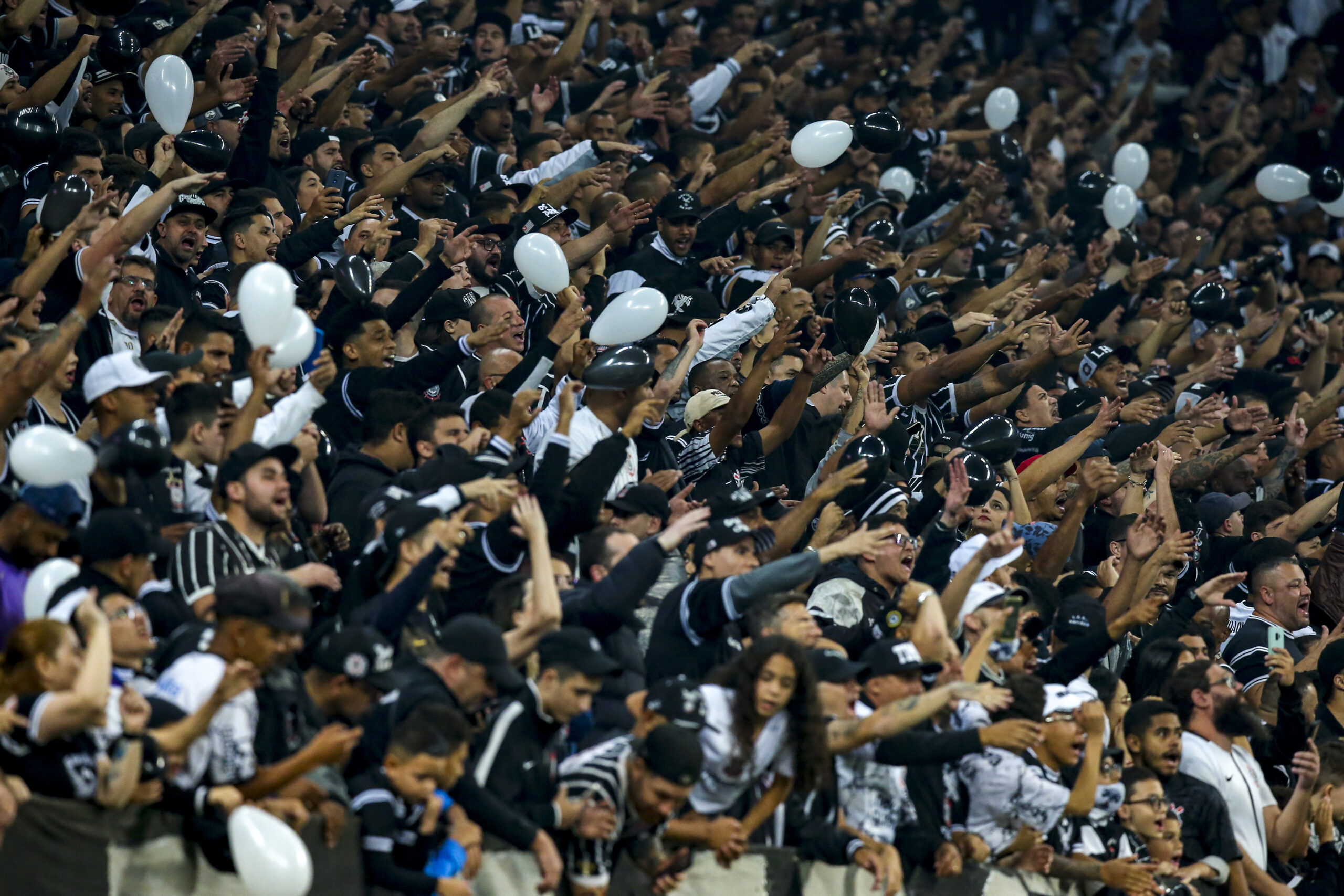 Corinthians chega a 154 mil sócios-torcedores e assume liderança de ...