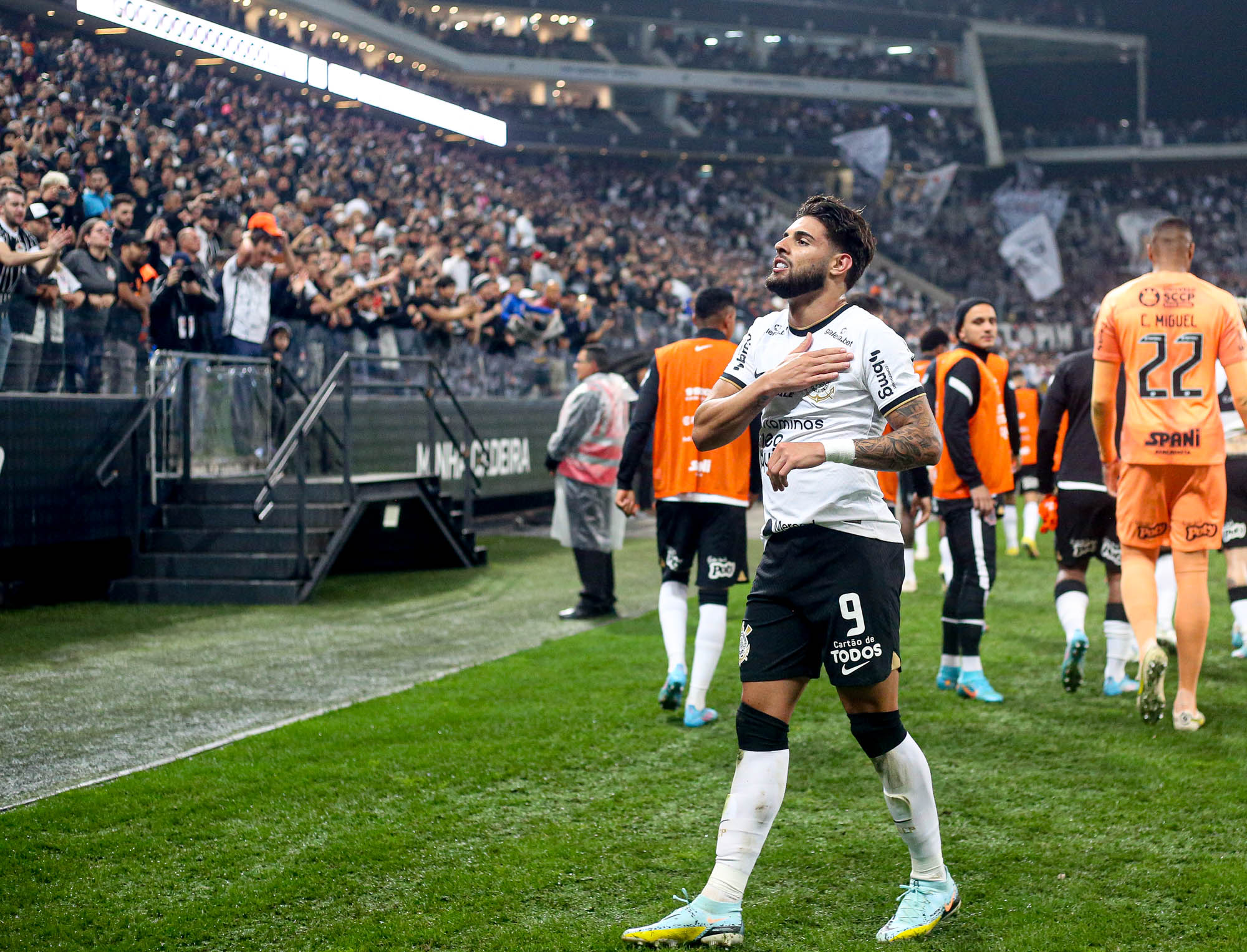 Festa da Fiel e estreia marcam bastidores da vitória do Corinthians