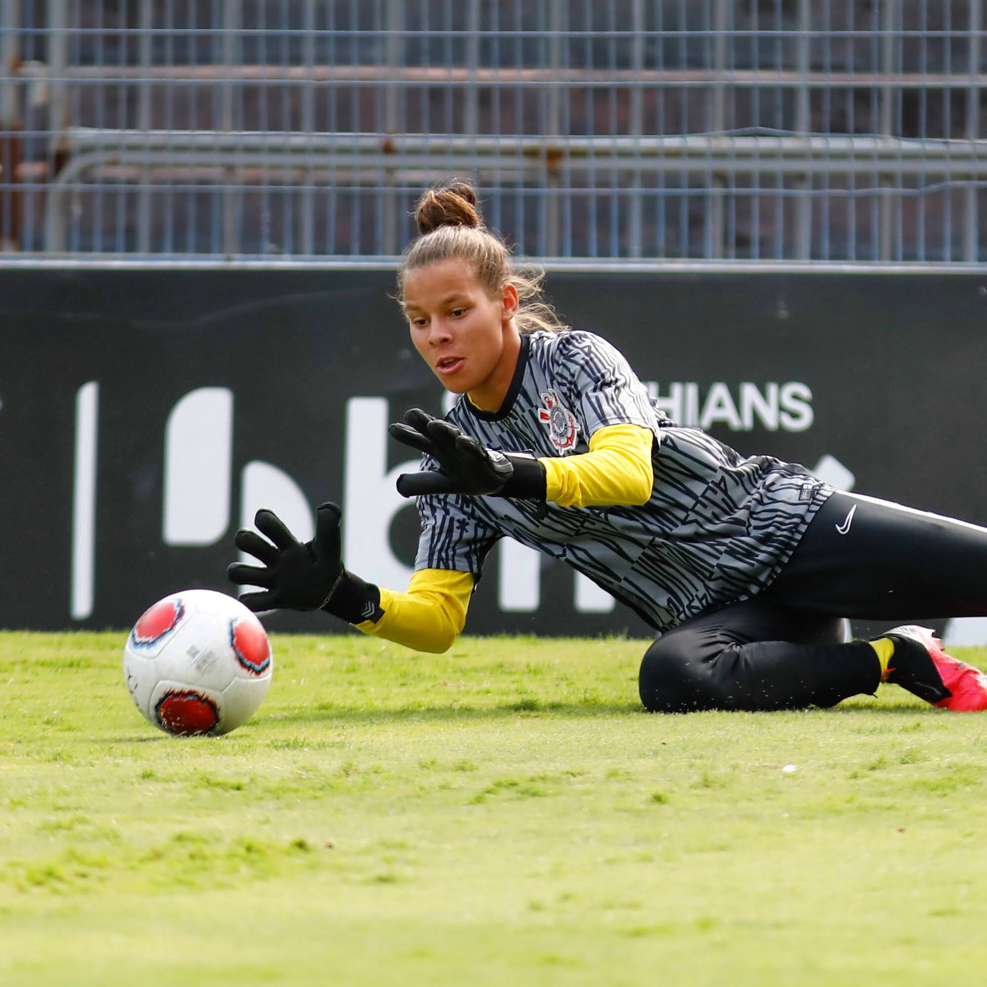 Corinthians divulga situação médica de Rillary após choque de cabeça no ...