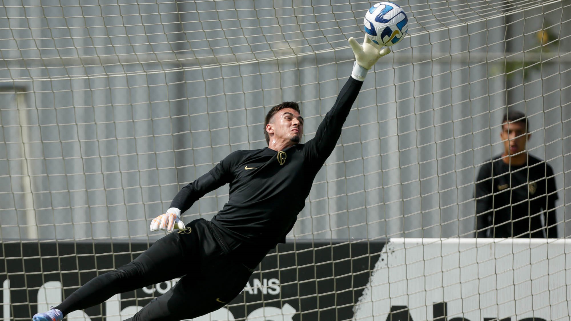 Goleiro do Corinthians irá participar de ação solidária na Páscoa