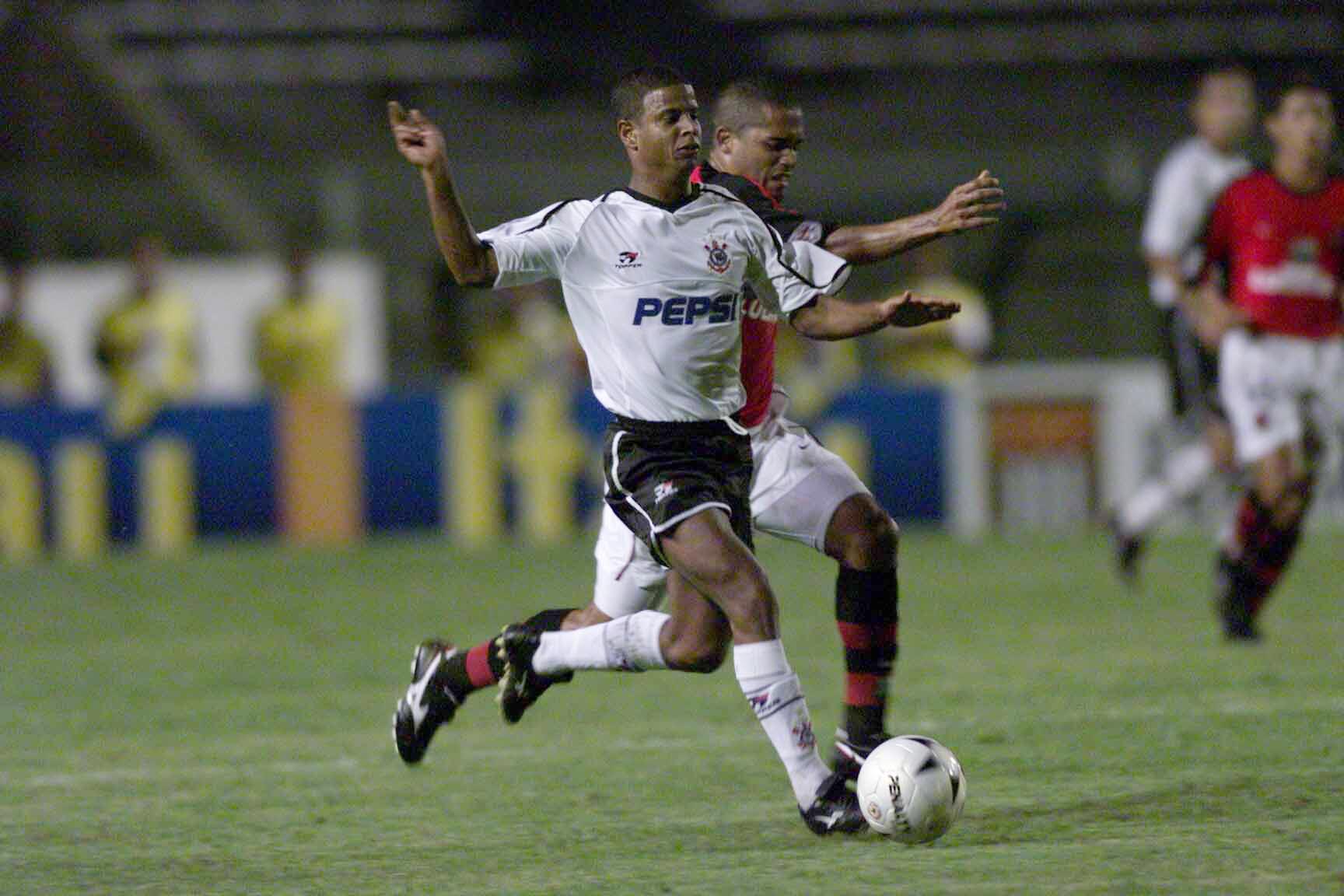 Ídolo histórico do Corinthians, Marcelinho Carioca completa 52 anos