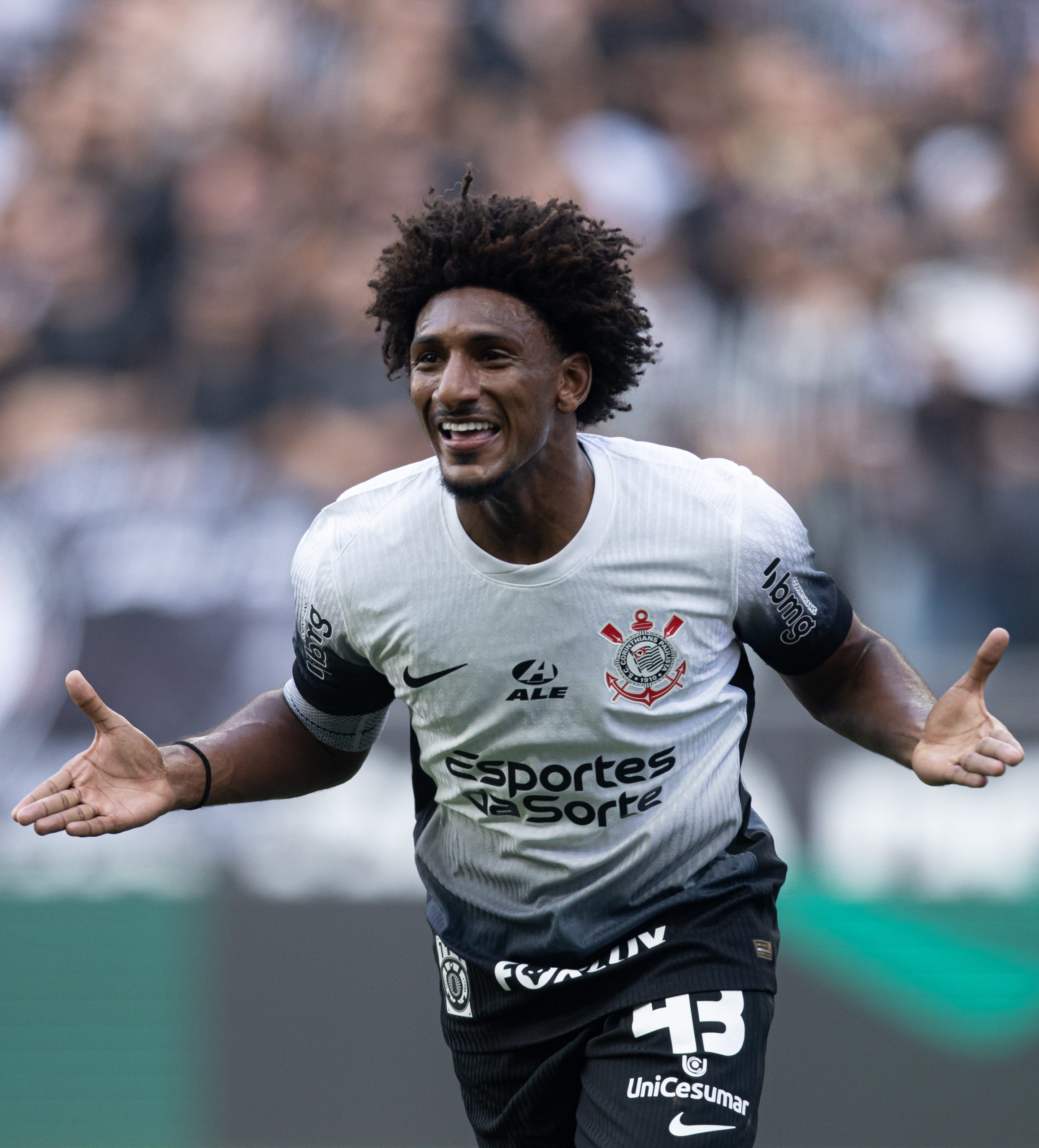 Talles Magno comenta sobre momento que cantou junto com a torcida do ...